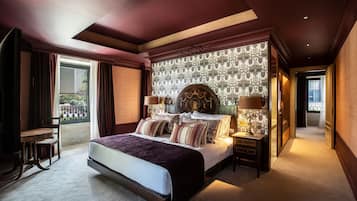 Um quarto espaçoso com uma cama grande, uma escrivaninha e vista para o exterior.