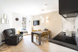 Apartamento tradicional | Área de estar | Smart TV 110 cm com canais digitais, TV