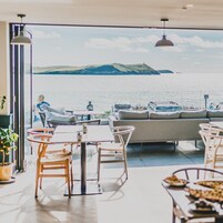 Serviço de café da manhã, almoço, jantar; vistas para a praia