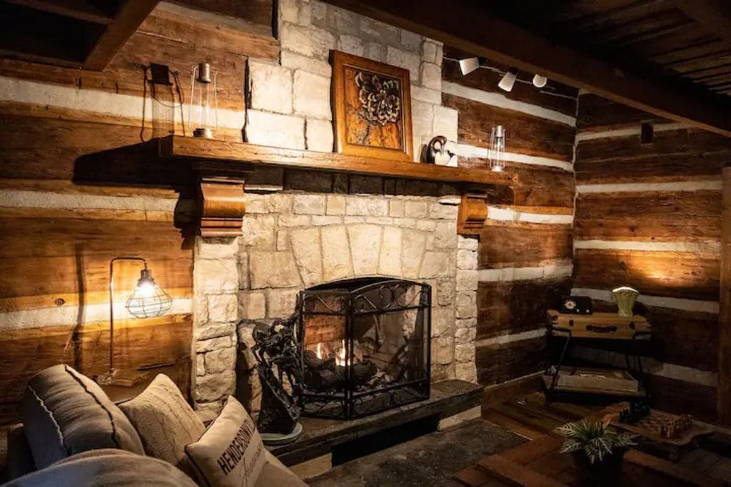 Historic Log Cabin, Dreamy Loft Suite, Stone Frpl. - Nashville, TN