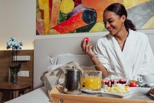 Disposição para o café da manhã com uma cafeteira, suco e frutas em uma bandeja.