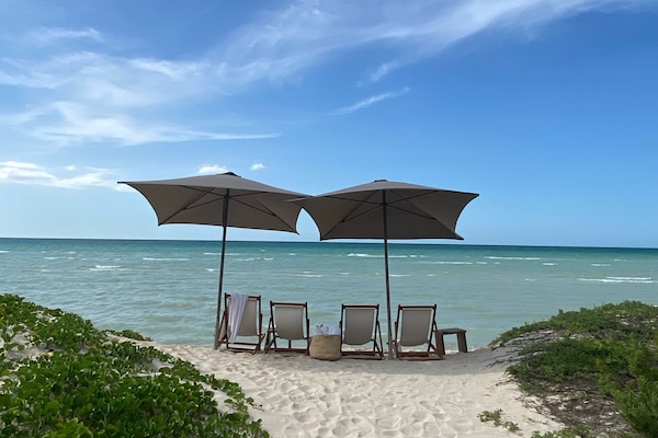 Na praia, areia branca, prática de mergulho livre no local