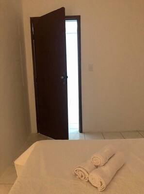 Quarto Duplo ou Twin Básico, 1 cama de casal | Cortinas/cortinados opacos, Wi-fi grátis, roupa de cama fornecida 