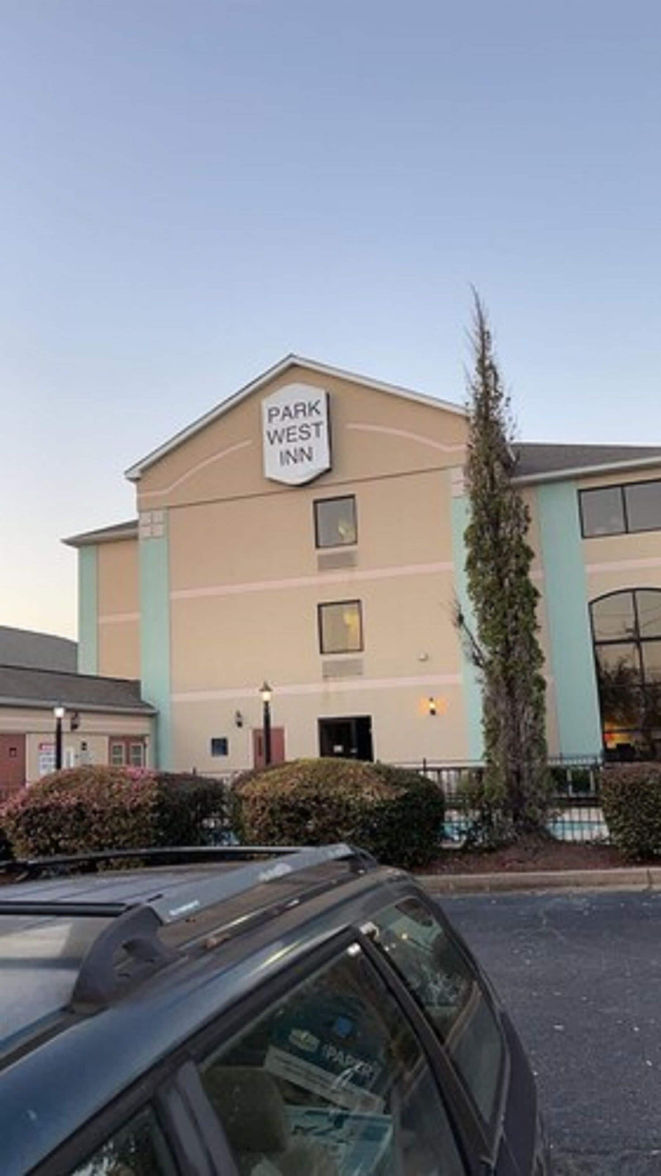 Um edifício com uma placa que diz 'Park West Inn'.