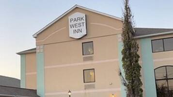 Um edifício com uma placa que diz 'Park West Inn'.