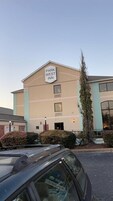 Um edifício com uma placa que diz 'Park West Inn'.