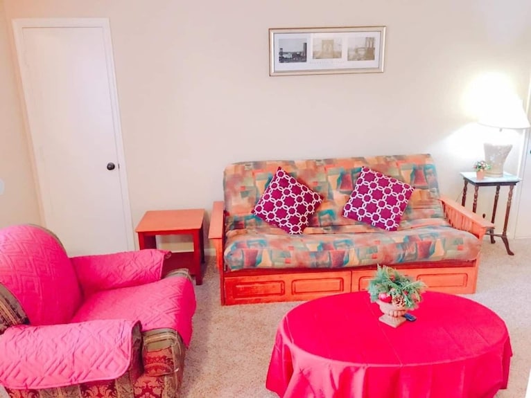 Beautiful Apartment In Historic Downtown Area! - Lake Higgins