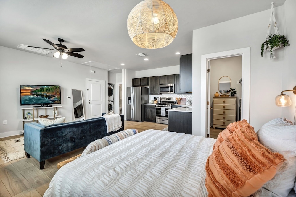 Cozy Secluded Studio With Full-kitchen, Washer And Dryer - The Works! - オースティン, TX