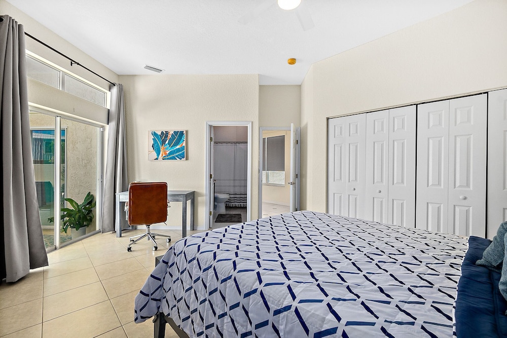 Luxury Courtyard Home W/ Heated Pool/spa & In-law Suite, 2 Min Walk To Beach! - New Smyrna Beach, FL