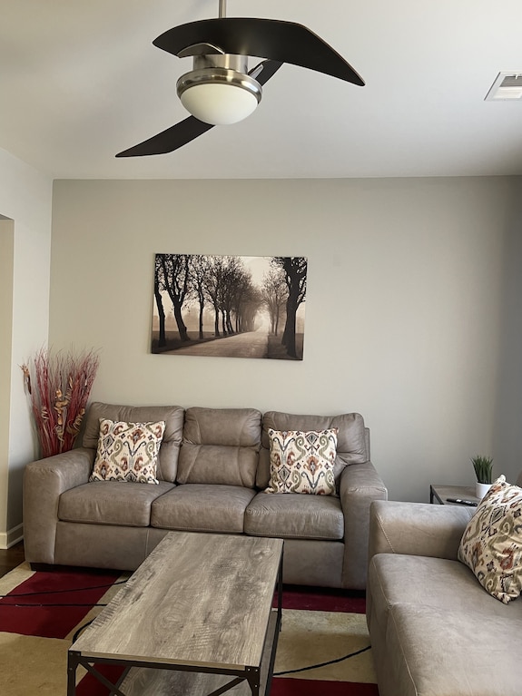 Spacious 3 Level Townhome In Prime Location! Tvs & Fans In All 4 Bedrooms!! - Lake Higgins