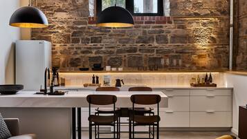 1 Bedroom King Premium | Cozinha privada | Um frigorífico/congelador grande, um micro-ondas, um forno