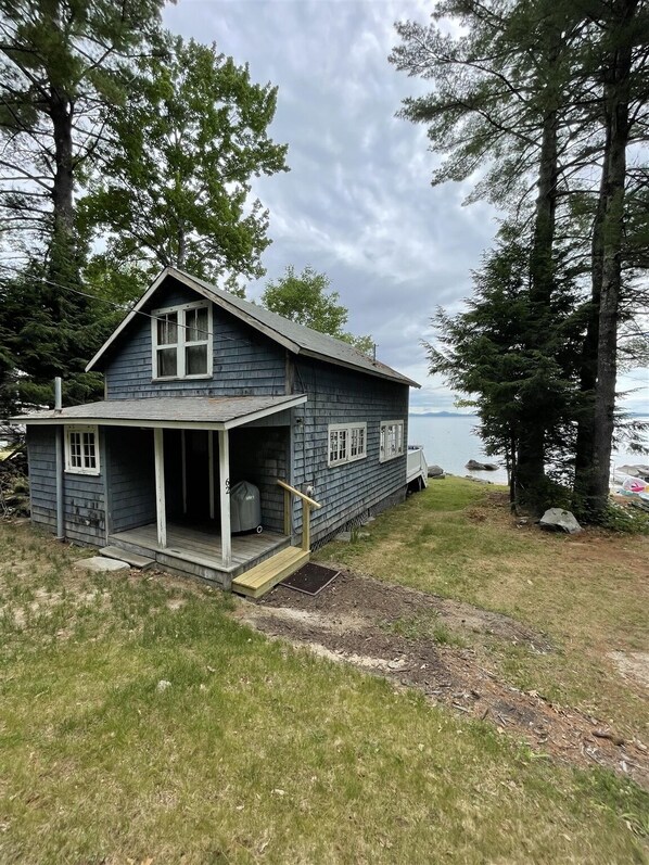 Rustic shorefront cottage with a small sandy beach - Standish | Vrbo