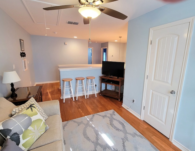 Sunset Shores--4 Br/3 Ba, Walk To The Beach, Heated Pool, Dogs Ok - Port Aransas, TX