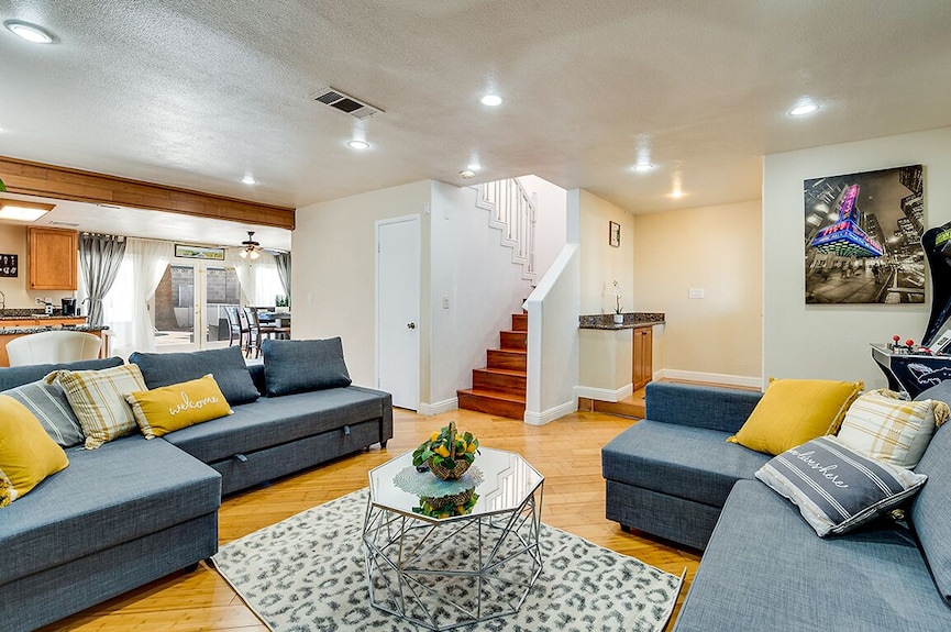 Beautiful 4bedroom,3bath ,5bed,2 Sleep Sofa,10 Min Downtown,pool,hot Tub! Game ! - Las Vegas, NV