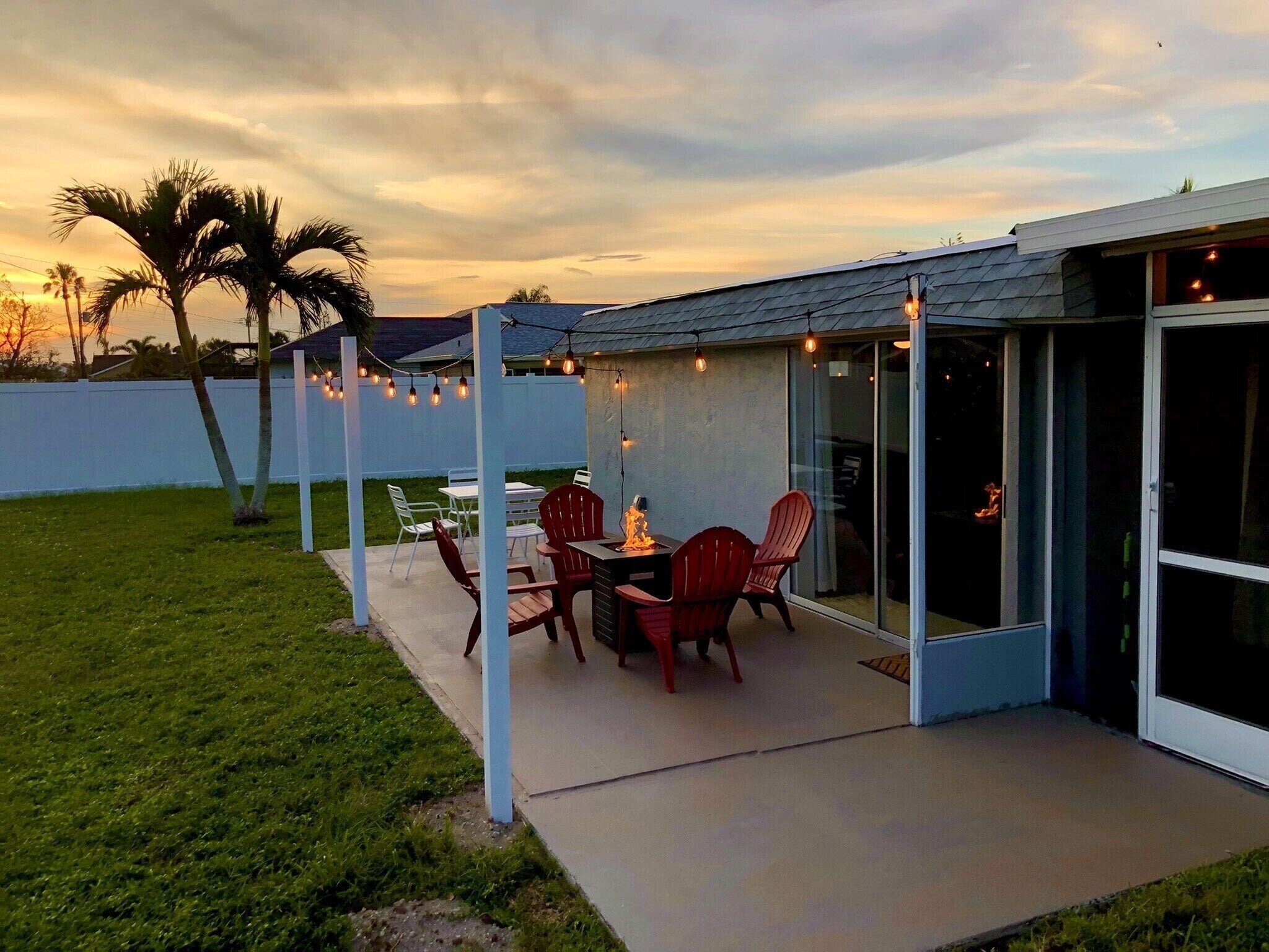 Palms Villa: fully fenced, pet friendly, fire pit, Gameroom,huge lanai ...