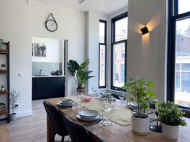 Apartamento superluxo, 2 quartos, para não fumantes | Opções para refeição no quarto