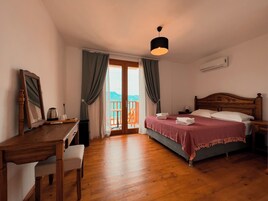 Quarto luxo, varanda coberta, vista para o mar | Roupas de cama de algodão egípcio, roupas de cama premium, frigobar