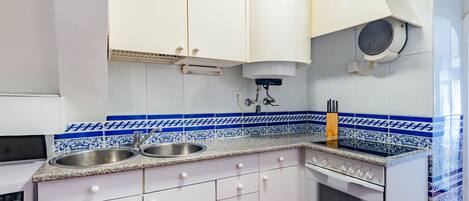 Apartamento, 2 quartos | Cozinha privada | Minifrigorífico, um micro-ondas, um forno, uma cafeteira/bule