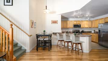 Condo, 3 quartos | Cozinha privada | Geladeira, fogão, cafeteira/chaleira, torradeira