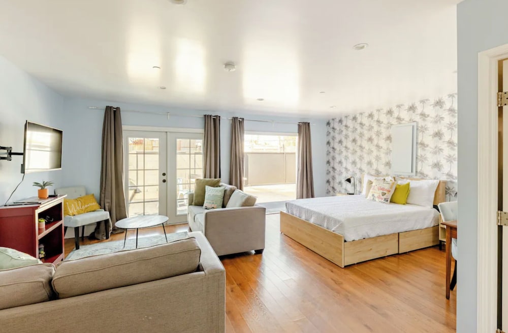 Hollywood Hideaway: Cozy Guesthouse Near Universal - Los Angeles, CA