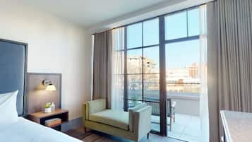 Roupa de alta qualidade, minibar, cofre com capacidade para portátil