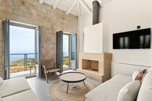 Villa Deluxe (Ioli) | Sala de estar | Smart TV de 44 polegadas com canais via satélite, televisor 