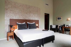 Quarto Deluxe | Lençóis de algodão egípcio, roupa de alta qualidade, cofre no quarto 