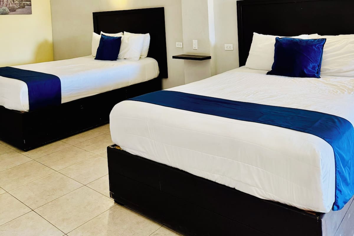 Quarto Familiar, 2 camas de casal | Secretária, ferro/tábua de engomar, Wi-fi grátis