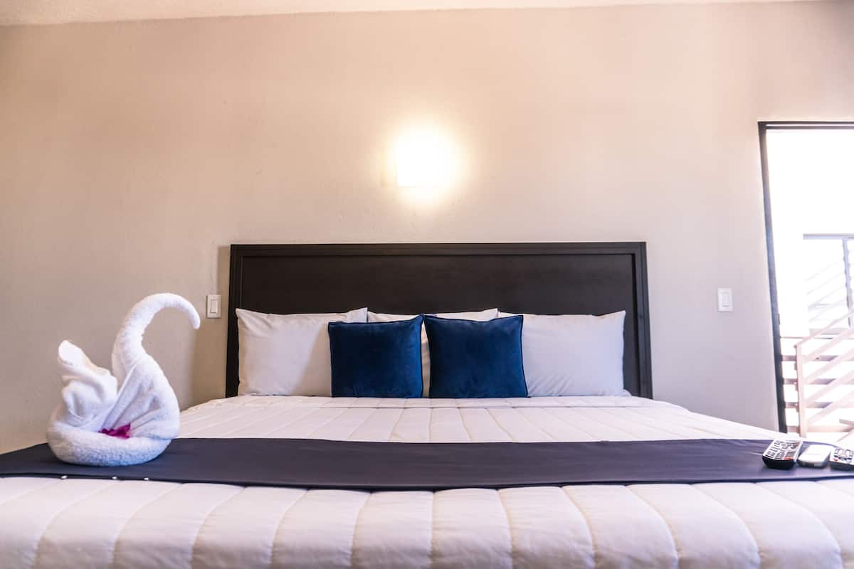 Quarto Standard, 1 cama king-size | Secretária, ferro/tábua de engomar, Wi-fi grátis