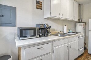 Micro-ondas, fogão, cooktop, talheres/pratos/utensílios de cozinha