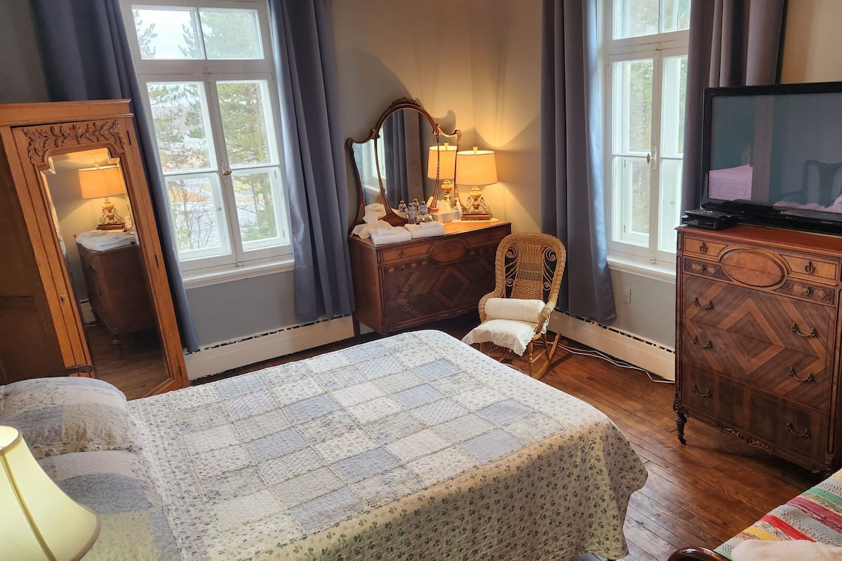 Quarto Triplo Básico | Cortinas/cortinados opacos, Wi-fi grátis, com decoração personalizada 