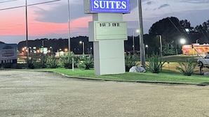 Placa de hotel com as indicações 'CIS Collins Inn and Suites' e 'HOTEL', localizada no endereço 8 GR D IEV DR.