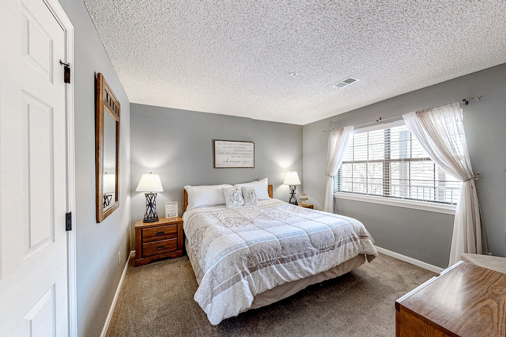 Family-friendly Condo With Free Wifi, Balcony, & Shared Pool/hot Tub/sauna - Branson, MO