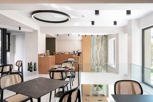 Pequeno-almoço tipo buffet diário (10 EUR por pessoa) 