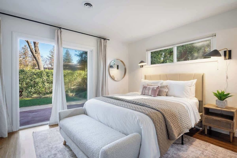 W/ Hot Tub & Detached Office, Modern 3br In Napa! - Napa, CA