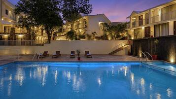 2 piscinas exteriores