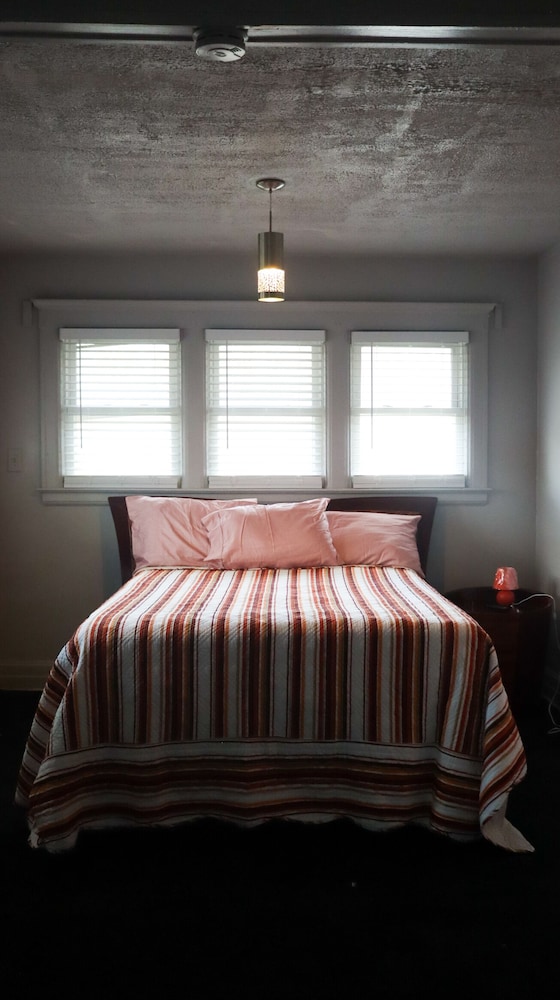 Spacious Three Bedroom Home Away From Home. - Grosse Pointe, MI
