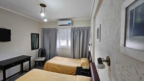 Quarto casal ou duplo básico | Cofres nos quartos, Wi-Fi de cortesia