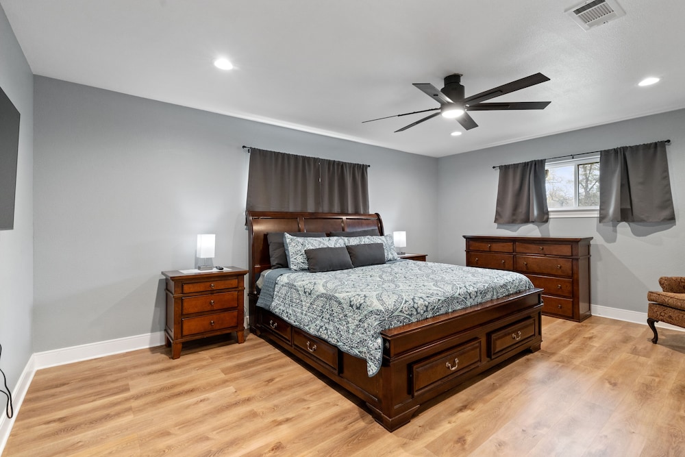 3300 Sq Spacious Kitchen & Living Spaces ( 5 Tvs ) - Houston, TX