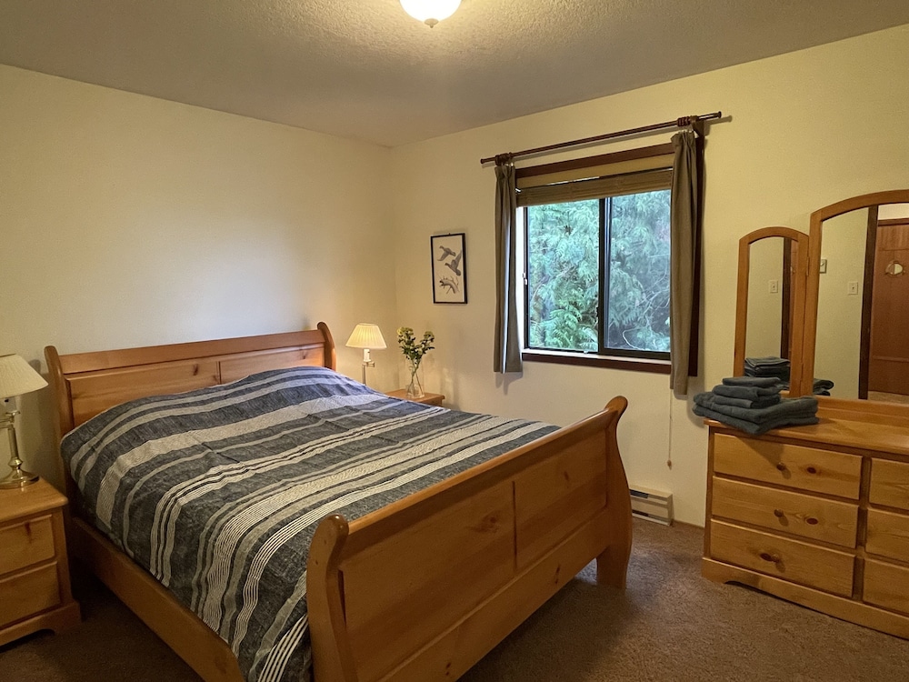 Cozy Canadian Cabin Overlooking The Ocean! 1 Min To The Beach - Vancouver Island