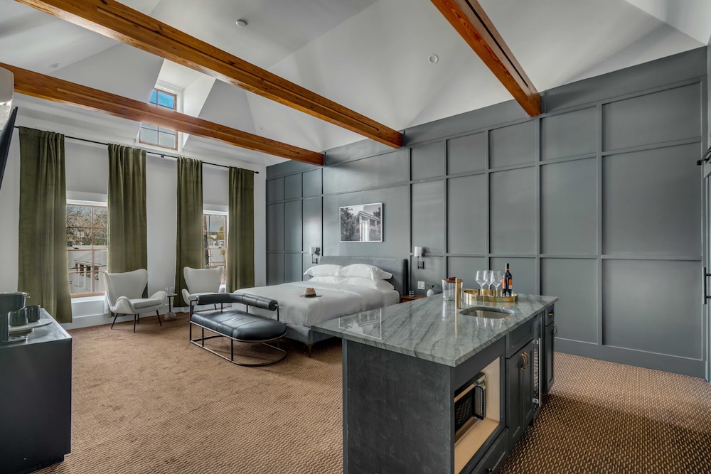 Superior King Room At The Emerald - Beaufort, SC