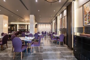 2 restaurantes, café da manhã, culinária internacional