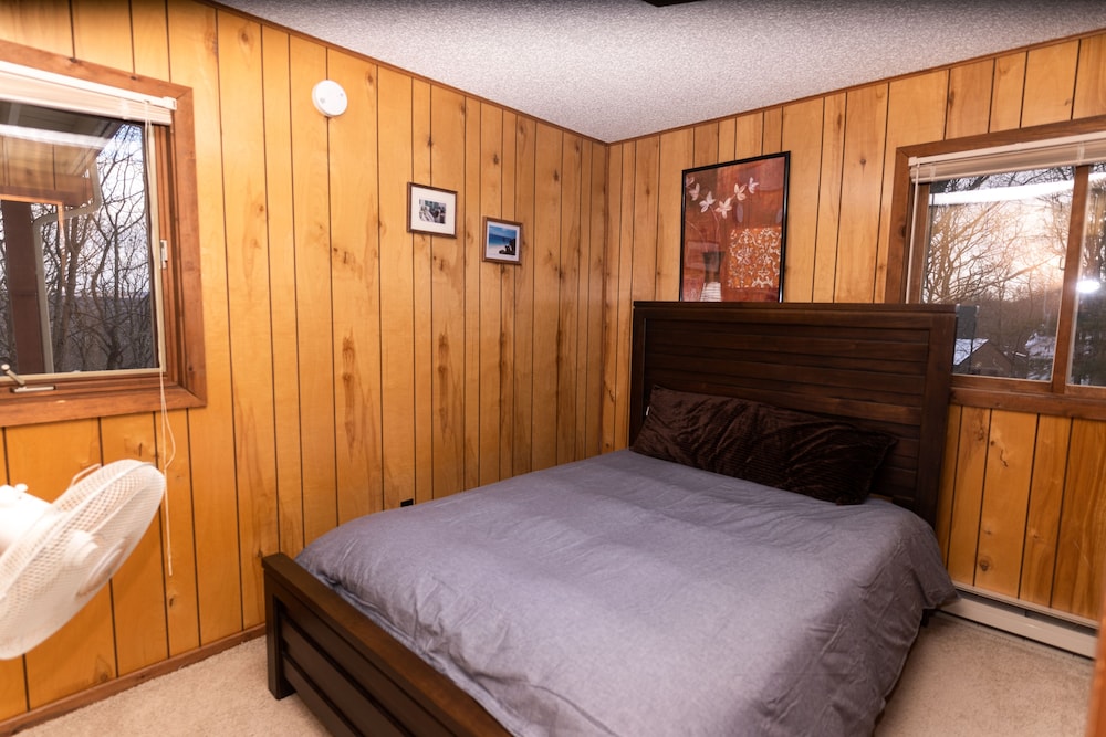 Good Vibes Chalet With Private Hot Tub & Sauna In Saw Creek Private Community - Pocono Mountains, PA