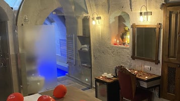 Quarto Royal | Roupa de alta qualidade, edredões de penas, minibar grátis