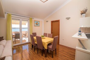 Apartamento | Cozinha privada | Geladeira, micro-ondas, fogão, cooktop