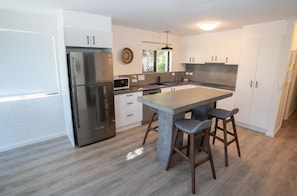 Apartamento, 2 quartos, varanda | Cozinha privada | Uma chaleira elétrica 