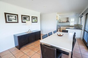 Apartamento, 3 quartos, varanda | Cozinha privada | Uma chaleira elétrica 