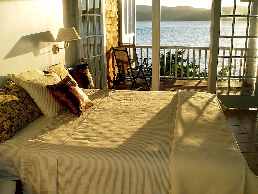 Fort Recovery Beachfront Villa And Suites Hotel 3br - Saint John