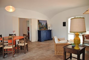 Vila, 3 quartos, varanda, vista para o jardim | Sala de jantar