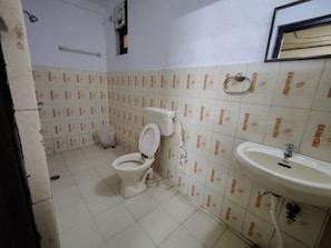 Um polibã, um chuveiro fixo, artigos de higiene pessoal grátis, roupões